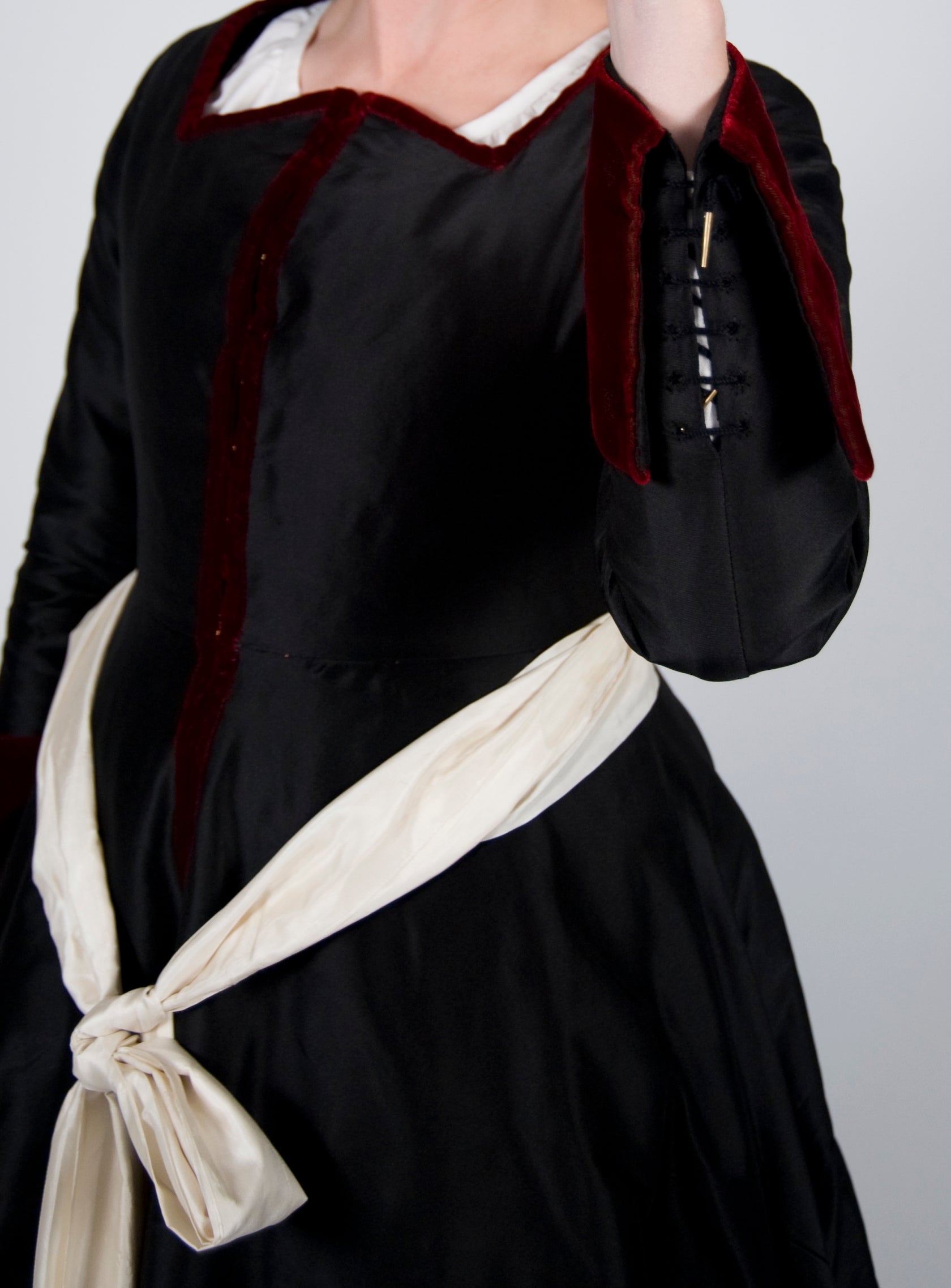 Pattern for early Tudor lady's gowns – The Tudor Tailor